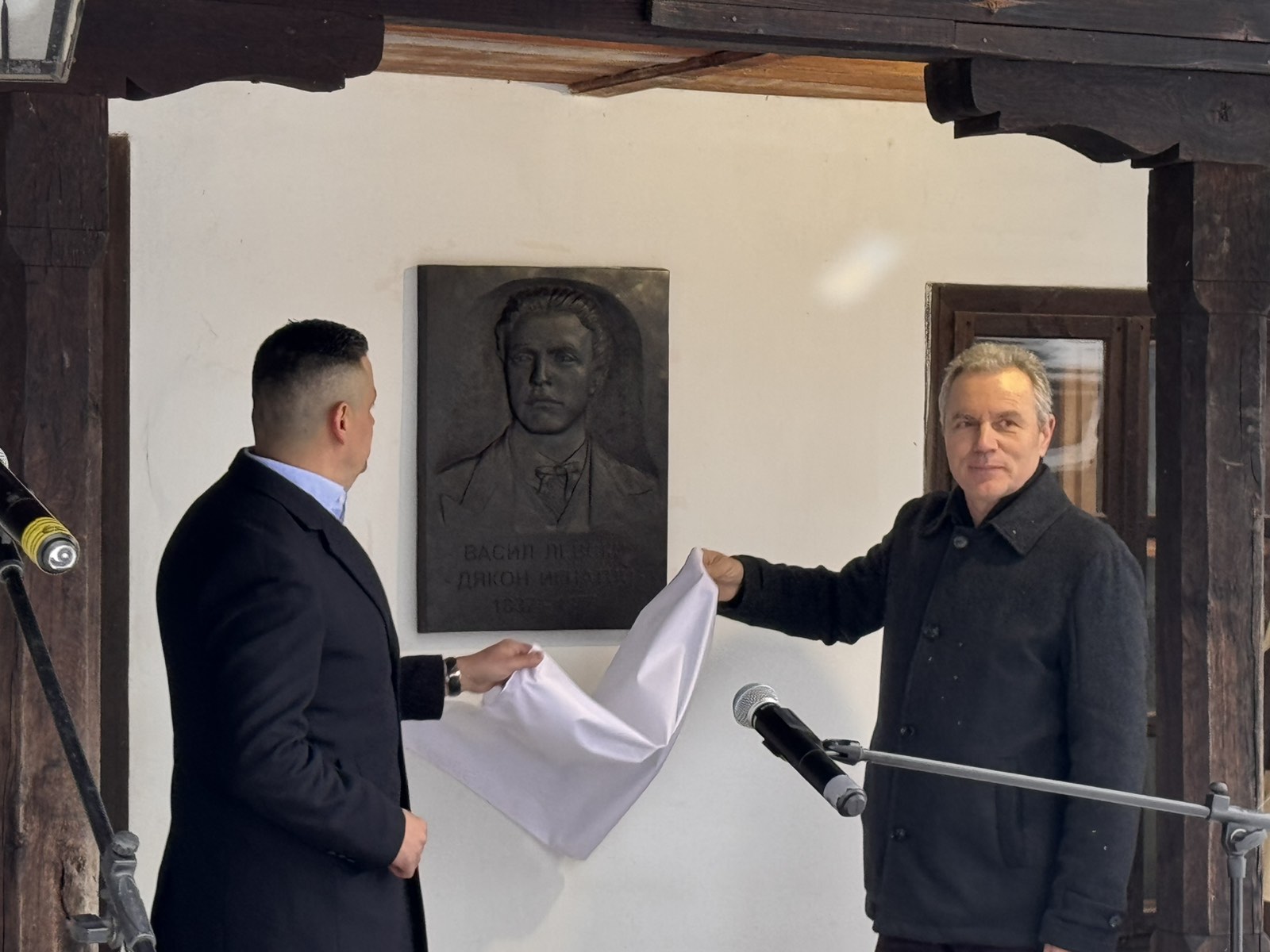 Община Етрополе и Красимир Ангелов дариха барелеф на Васил Левски ...